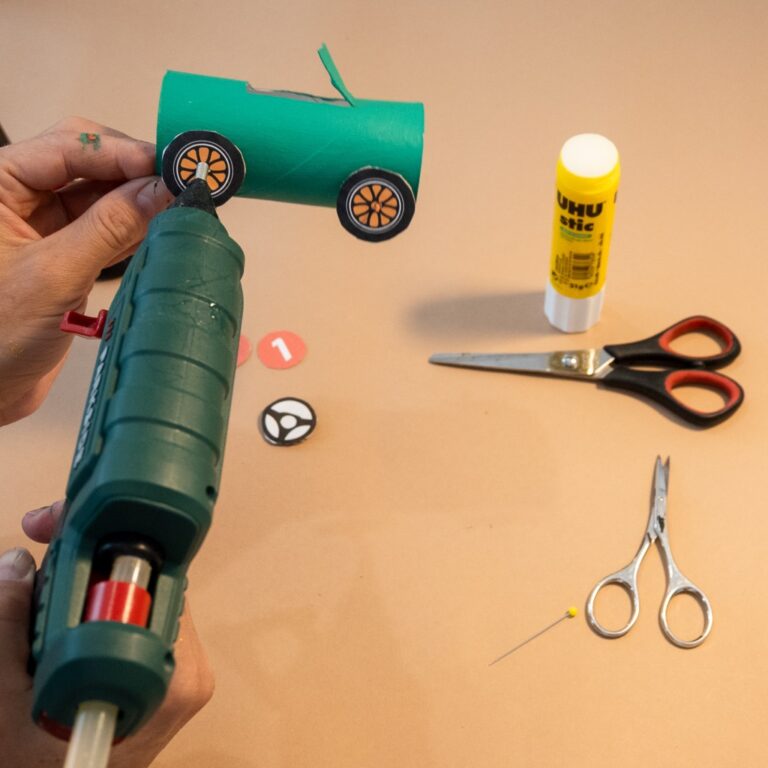 Autos aus Klopapierrollen basteln – mit kostenlosen Vorlagen zum ...