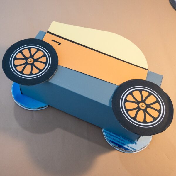 Ein cooles Auto aus einem Karton basteln - Vorlage & Anleitung - AUSGEFUXT